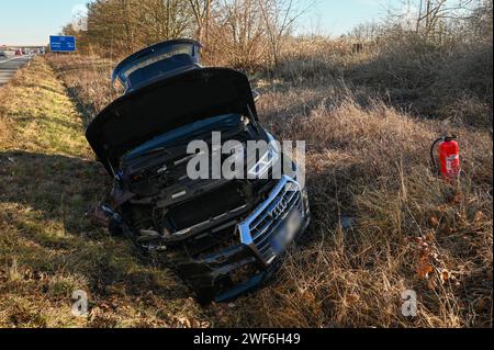 A14/Schkeuditz - Audi-Fahrer kommt von Fahrbahn ab und dreht sich - zwei Verletzte 28.01.2024 ...
