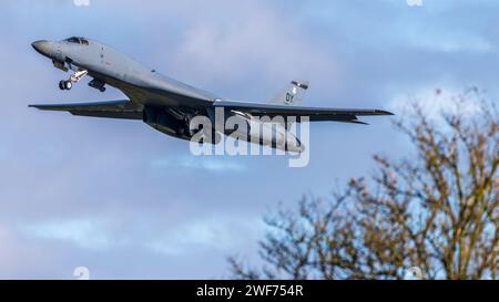 B1-B Lancer Taking Off Stock Photo - Alamy