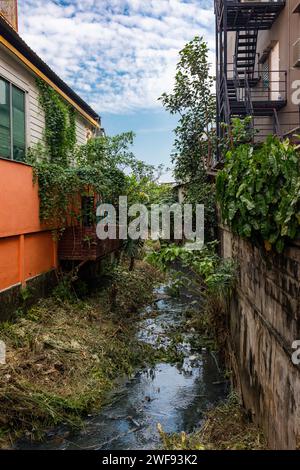 Concrete alleyway surrounded by buildings Stock Photo - Alamy