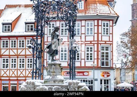 Göttingen im Winter Das verschneite Göttinger Wahrzeichen Gänseliesel ...