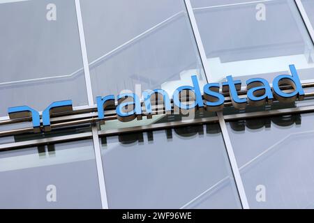 Das Logo von randstad an einem Gebaeude Gebäude. randstad am 29.01.2024 ...