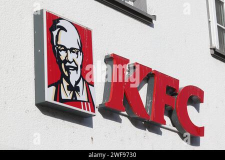 Logo der Fastfood Kette KFC am Gebeaude Gebäude des Hauptbahnhofs in ...