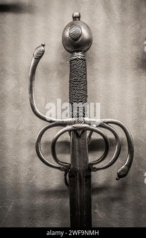 sword hilt with bridge garrison, 16th century, Álava Armory Museum ...