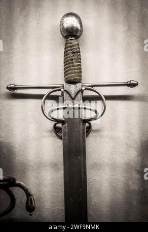 sword hilt with bridge garrison, 16th century, Álava Armory Museum ...