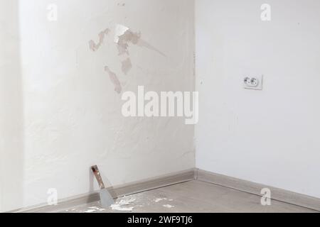 Saltpeter on the wall, Closeup of wall stained with water infiltration ...