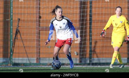 Emilia Hirche (Hamburger SV, 20) am Ball, Freisteller, Einzelbild ...