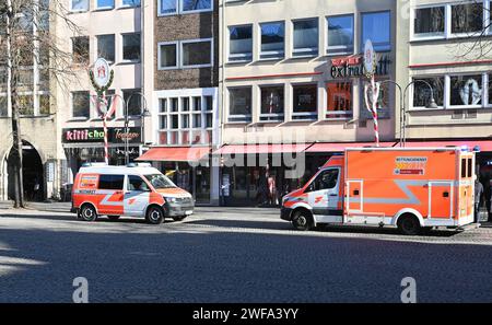 Rettungswagen, Notarzt *** Ambulance, emergency doctor Stock Photo - Alamy