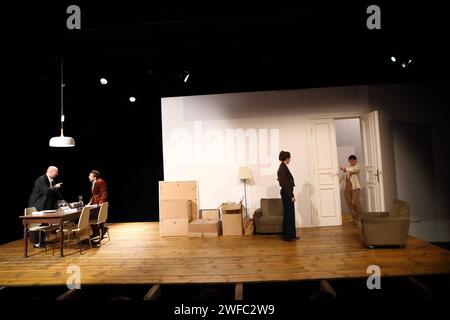 David Ruland als Lukas, Maryna Klimova als Anastasiia und Carolin Haupt ...