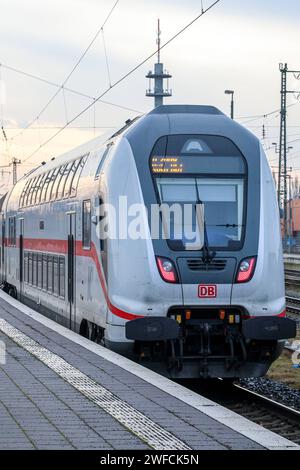IC2 Zug der Deutsche Bahn DB vom Typ Stadler KISS auf der Gäubahn in ...