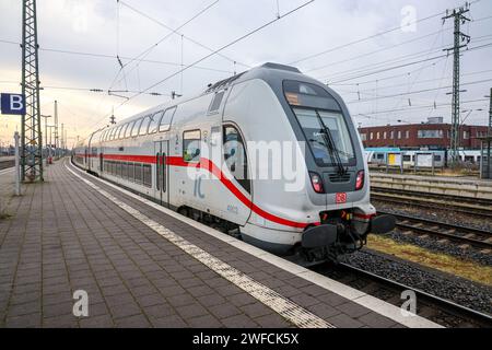 IC2 Zug der Deutsche Bahn DB vom Typ Stadler KISS auf der Gäubahn in ...