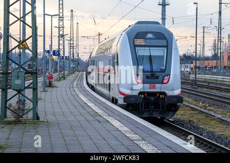 Bahnhof Rheine. Intercity Zug der Deutschen Bahn IC / IC2 Doppelstock ...