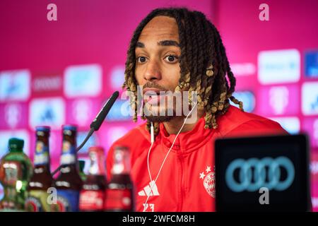 Sacha Boey (FC Bayern Muenchen, #23) am Ball, GER, FC Bayern Muenchen ...