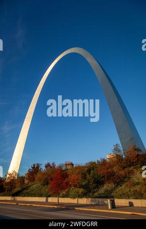 The Gateway Arch location on the banks of the Mississippi River in St ...