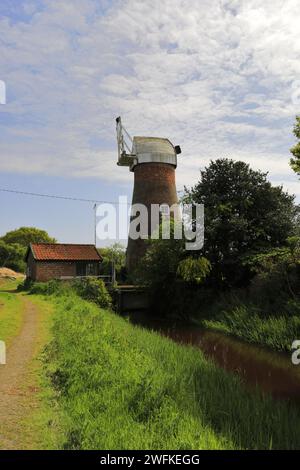 Summer view over Stubb Drainage Windmill, Hickling Broad, Norfolk ...