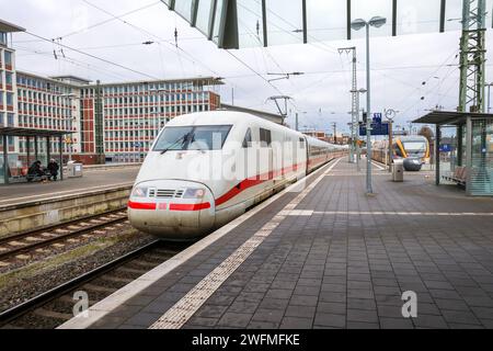 Eisenbahnverkehr am Münster Hauptbahnhof. Intercity Zug IC2 ...