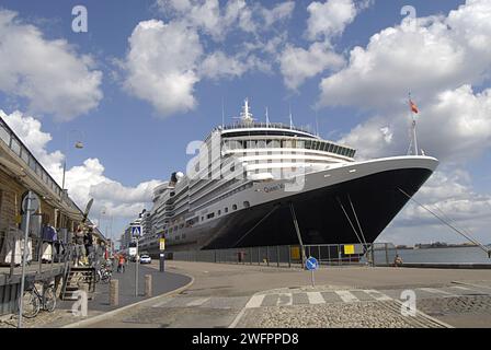 Copenhagen / Denmark. Cruise ship Queen Victoria duck at langeline kaj ...