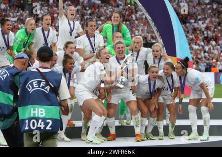 England squad lift trophy UEFA Women's Euro Final 2022 England v ...