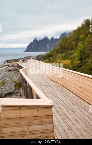 Coastal section Tungeneset, Devil's Teeth, Okshornan mountain range ...