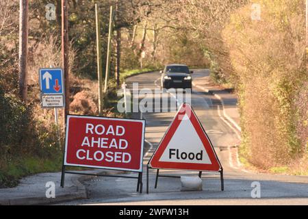Road-closed flood warning signs Stock Photo - Alamy
