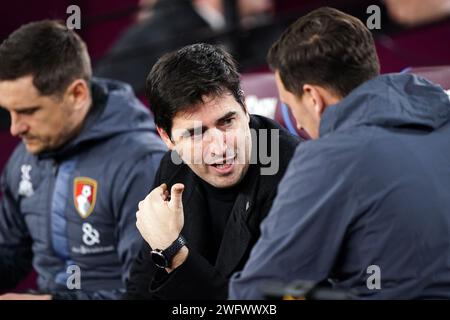 Bournemouth manager Andoni Iraola (centre right) speaks to the match ...