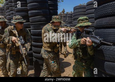 Singapore Army soldiers with 3rd Battalion Singapore Guards, 7th ...