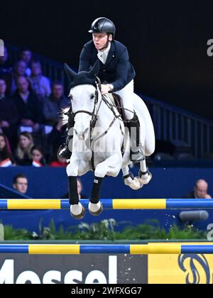 AMSTERDAM - Matthew Sampson with Ebolensky during the Longines FEI ...