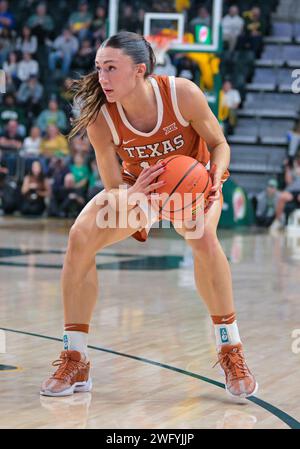 Texas guard Shay Holle (10) shoots against Oklahoma guard Payton ...