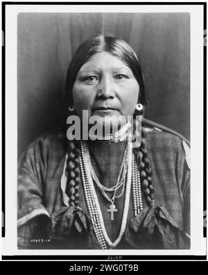 Portrait of Nez Perce woman Stock Photo - Alamy