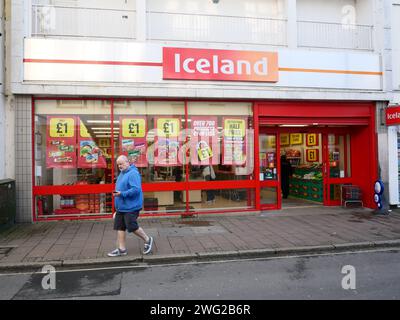Iceland supermarket on High Street, Barnstaple, Devon, UK Stock Photo ...