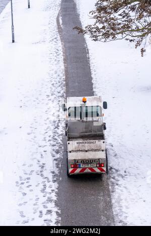 Winter onset, winter service, clearing snow and ice from sidewalks ...