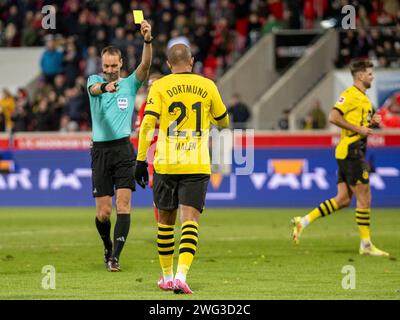 Gelbe Karte fuer Donyell Malen (Niederlande, #18) Schiedsrichter Felix ...