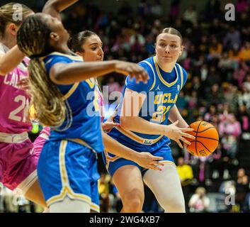 UCLA Bruins forward Lina Sontag (21) dribbles the ball against the ...