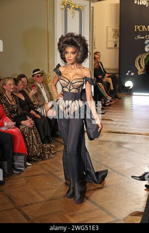 Model Lu Sierra waehrend der Pompoeoes Iconic Couture Show von ...