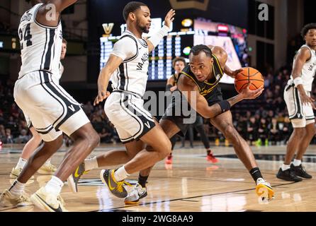 Missouri guard Tamar Bates (2) drives against Oklahoma forward Luke ...