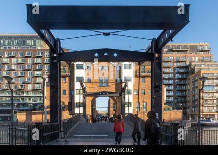 Glengall Bridge across Millwall Inner Dock, Isle of Dogs, London ...