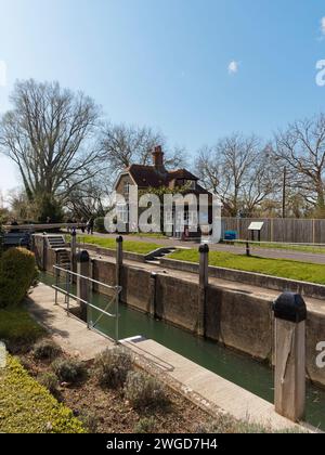 Shifford Lock with keepers house and hut in the afternoon with clear ...