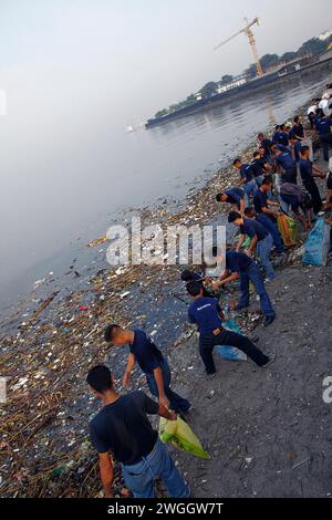 The Coast Guard helps pick up trash at the International Ocean ...