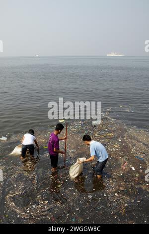 Volunteers at Manila Bay, NCR, Philippines during the International ...