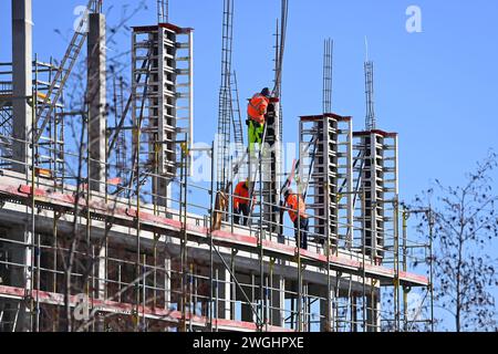 Themenbild Bauarbeiter Baubranche, Grossbaustelle in Muenchen neben dem ...