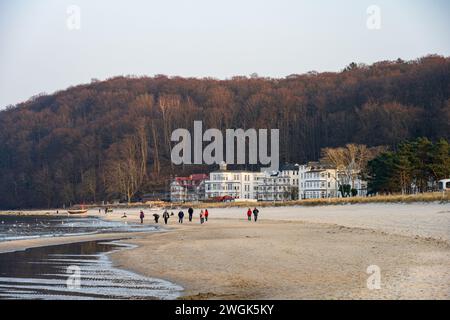 Spaziergänger am Strand des Ostseebades Binz kurz vor Sonnenuntergang ...