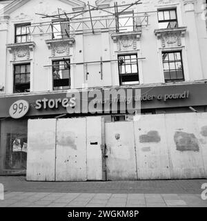 Closed and derelict budget shop on a British High Street Stock Photo ...