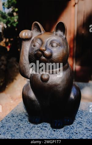 Maneki Neko statue, Gotokuji shrine, Tokyo, Japan Stock Photo - Alamy
