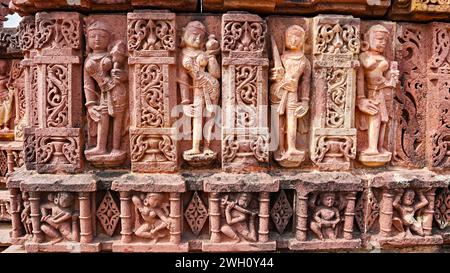 Carved sculptures of women and musicians the Shiva temple, Peenjana ...