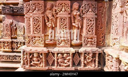 Carved sculptures of women and musicians the Shiva temple, Peenjana ...