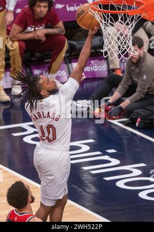 Cleveland Cavaliers forward Georges Niang, right, looks to pass the ...