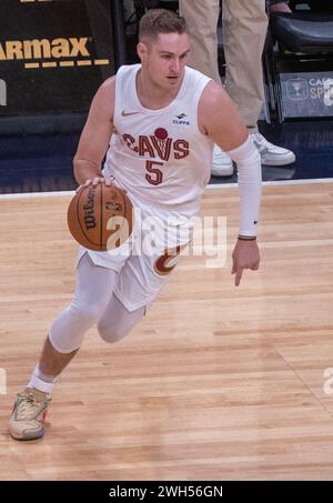 Cleveland Cavaliers guard Sam Merrill (5) handles the ball against ...