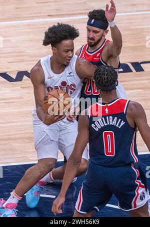 Cleveland Cavaliers forward Isaac Okoro (35), left, guards Chicago ...