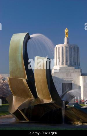 Oregon State Capitol with fountain, State Capitol State Park, Salem ...