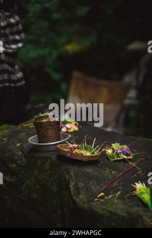 Balinese temple sebatu holy water spring, men pray Stock Photo - Alamy