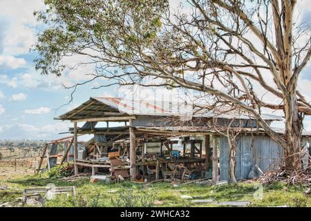 Old farm shed falling apart Stock Photo - Alamy